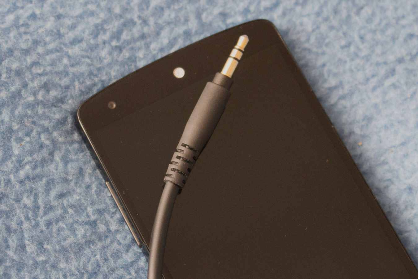 ¿Cómo conectar un móvil a la entrada auxiliar de los equipos de sonido ...