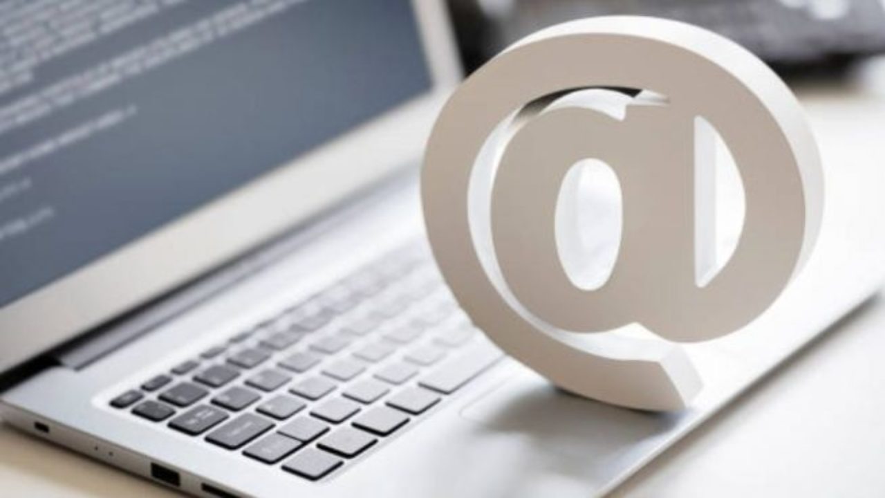 Cual es el origen de la arroba (@) y por qué se usa en los emails